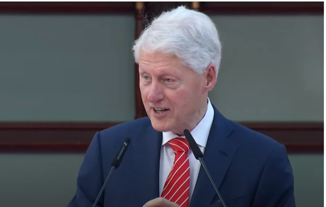 [VIDEO] Të rinjtë nga Kosova me emrin “Klinton” emocionojnë ish ...