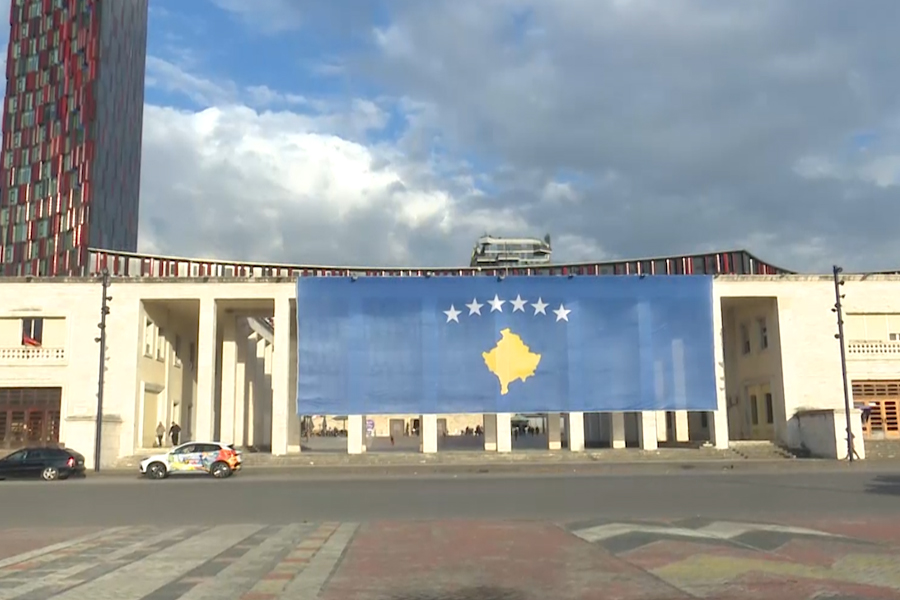 Flamuri gjigant i Kosovës shpaloset në Tiranë në prag të 17-vjetorit të ...